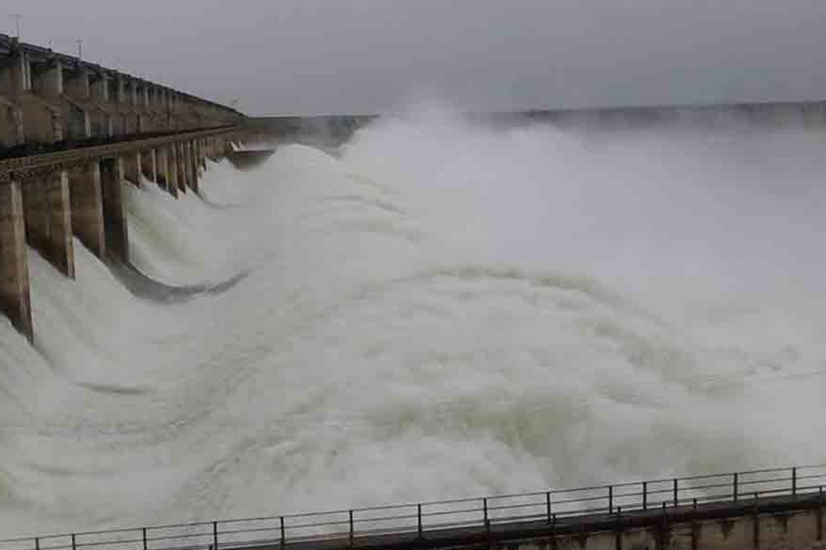 Sriram Sagar Project: శ్రీరాం సాగర్ ప్రాజెక్టు 34 గేట్ల ఎత్తివేత | 34 ...