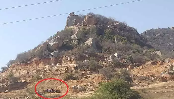 రెచ్చిపోతున్న ఇసుక మాఫియా | Sand Mafia at mustabad