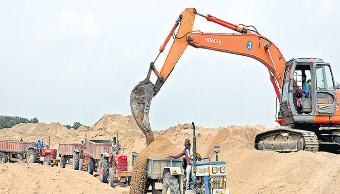 యథేచ్ఛగా ఇసుక అక్రమ రవాణ.. పట్టించుకోని అధికారులు | Illegal ...