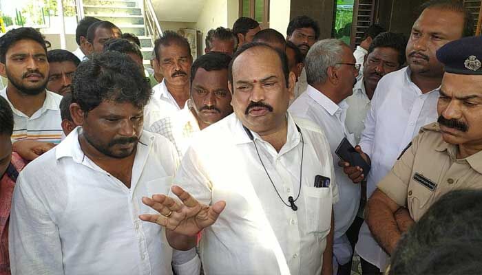 Tirupati: గూడూరులో ఉద్రిక్తత.. ఎస్సై దూషించాడని ఎమ్మెల్సీ ఆగ్రహం | MLC ...