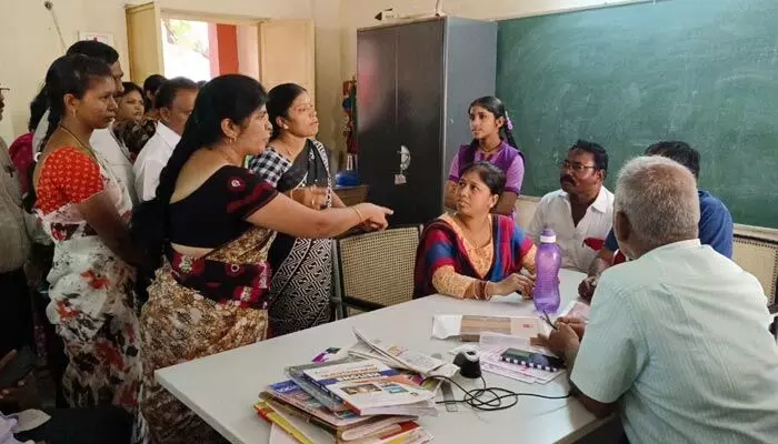 Proddatur: విద్యార్థిని పుస్తకంలో లెటర్.. హెడ్ మాస్టర్ ఎదుటే ...