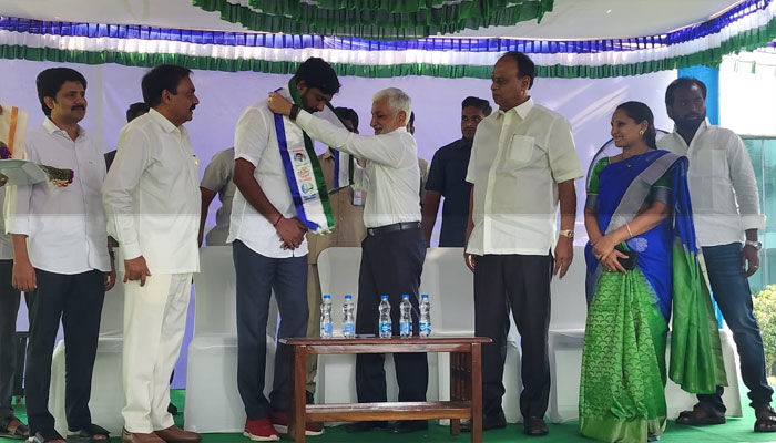 జనసేనకు బిగ్ షాక్: వైసీపీలో చేరిన కేతంరెడ్డి వినోద్ రెడ్డి | Shock for ...