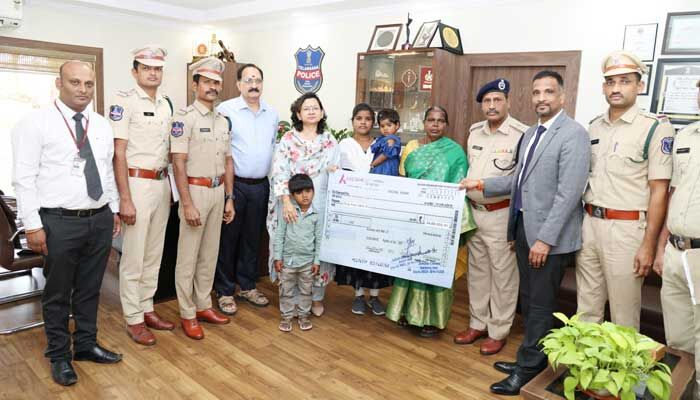 హోంగార్డు కుటుంబానికి చేయూత.. రూ. 34 లక్షల బీమా అందజేత